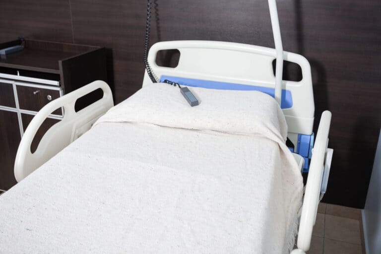 How to Prevent an Elderly From Falling Out of Bed - Tips for happy family